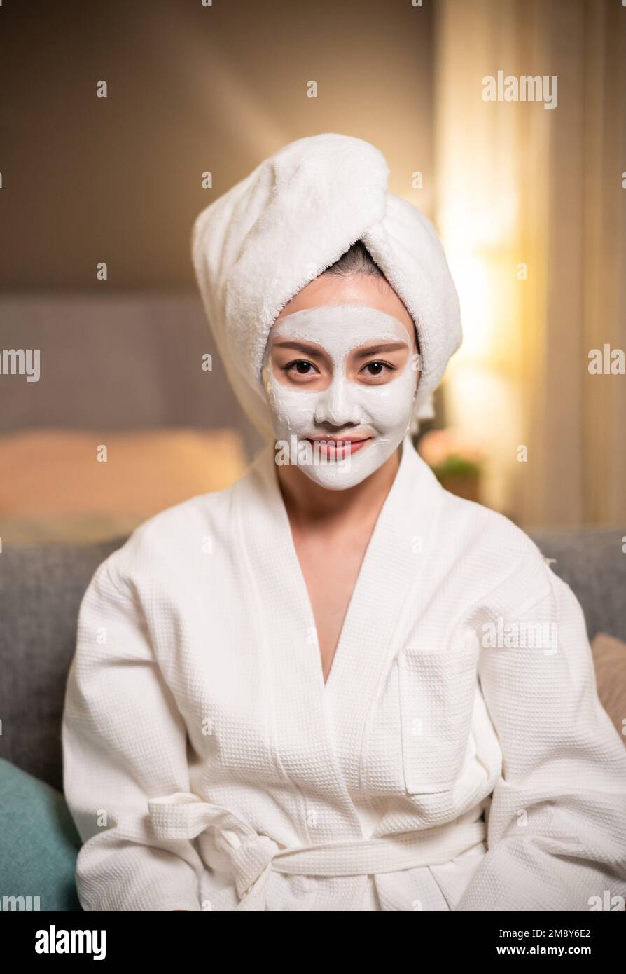 Young women do beauty Stock Photo - Alamy