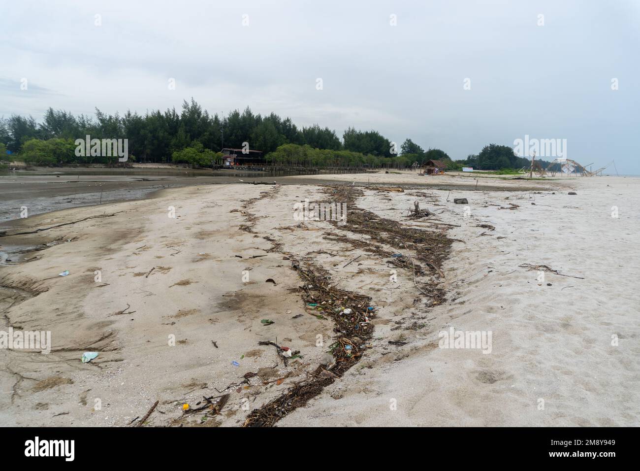 Seafront view with white sandy beaches in the middle of nature ...