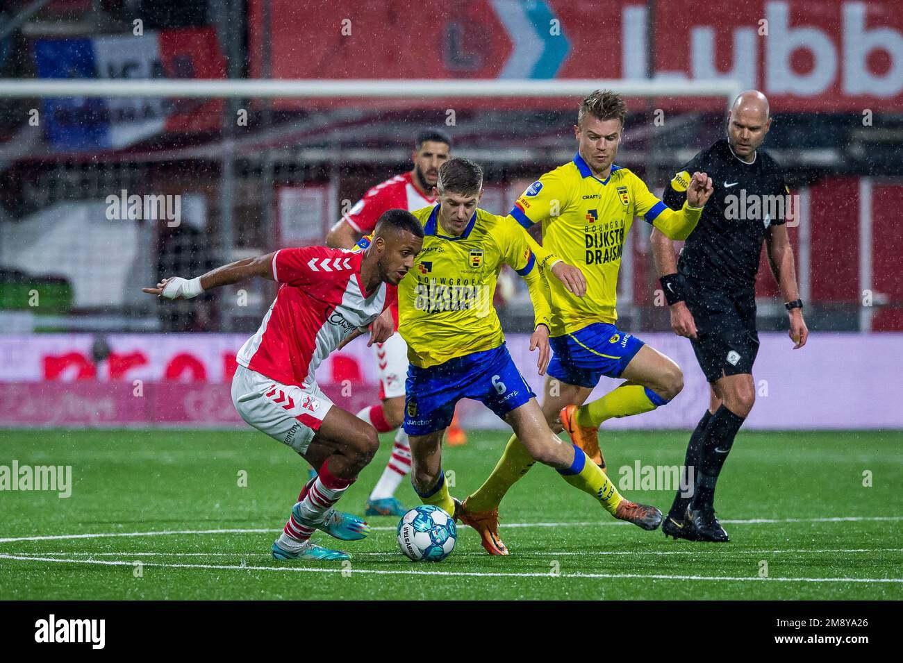 EMMEN - (lr) Richairo Zivkovic of FC Emmen, Mees Hoedemakers of SC ...