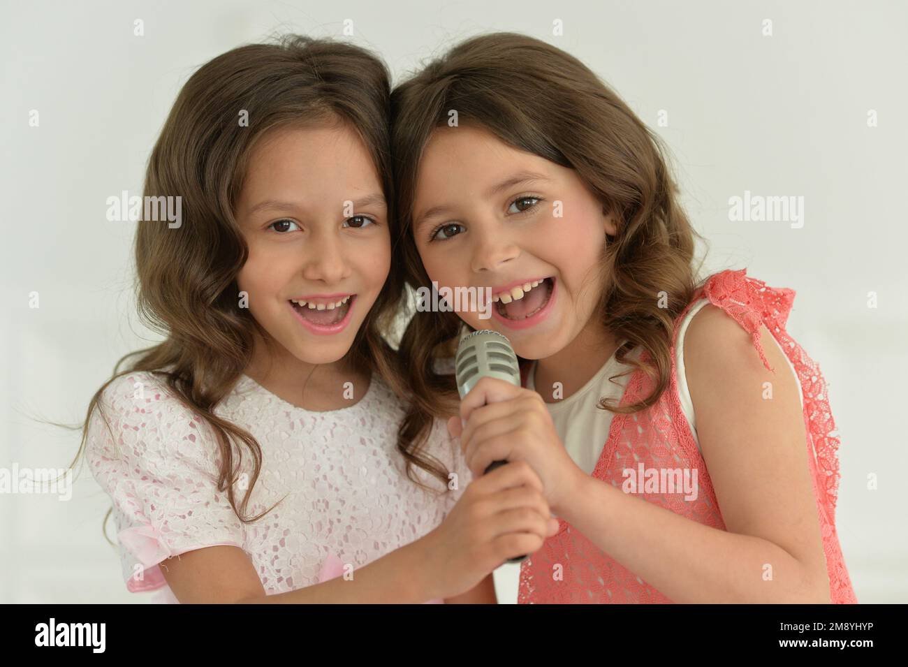 Kids singing microphone hi-res stock photography and images - Alamy