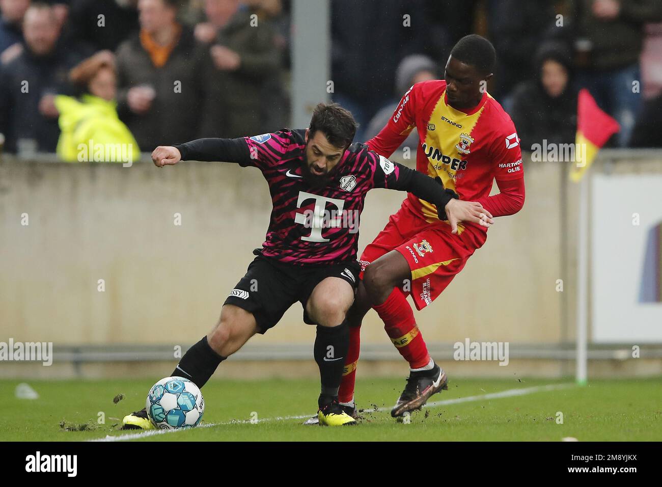 DEVENTER - (lr) Amin Younes of FC Utrecht, Jamal Amofa of Go Ahead ...