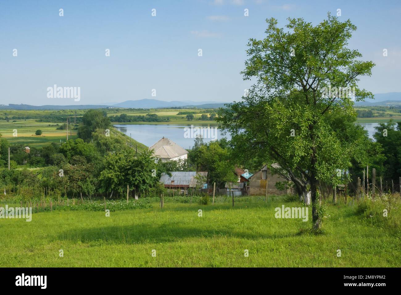 Countryside lake hi-res stock photography and images - Alamy