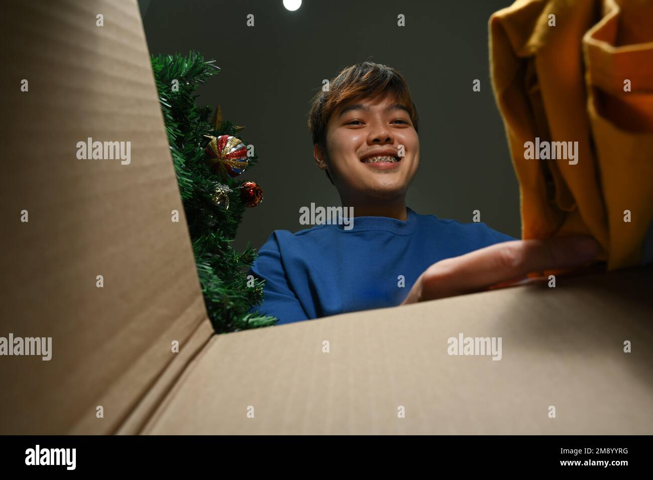 Surprised unboxing hi-res stock photography and images - Alamy