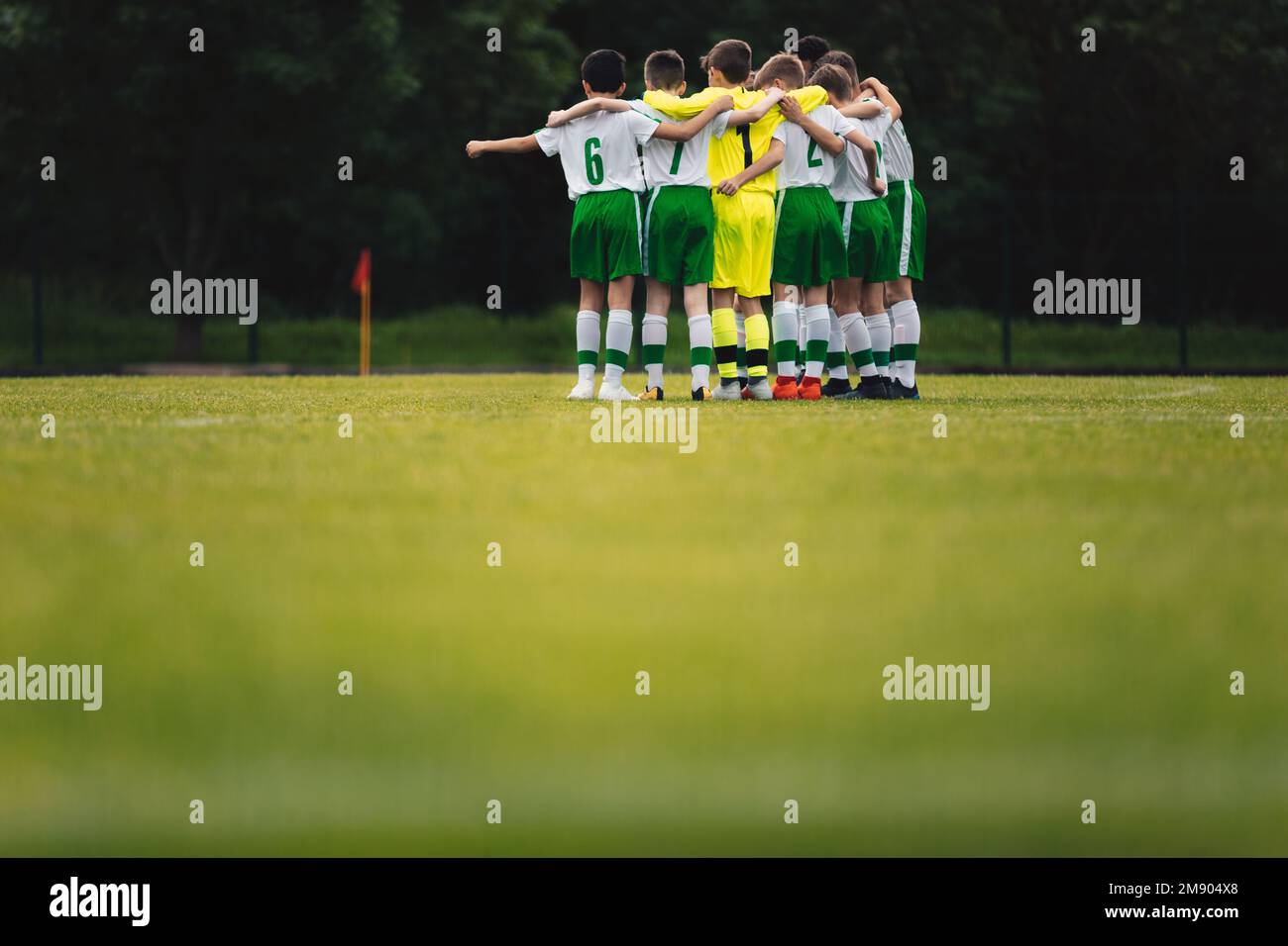 School soccer team huddle hi-res stock photography and images - Alamy