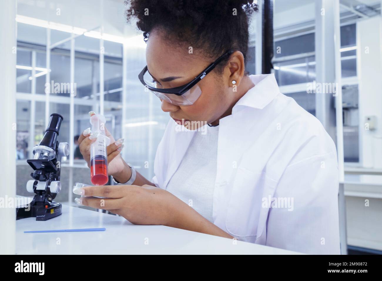 Black doctor microscope hi-res stock photography and images - Alamy