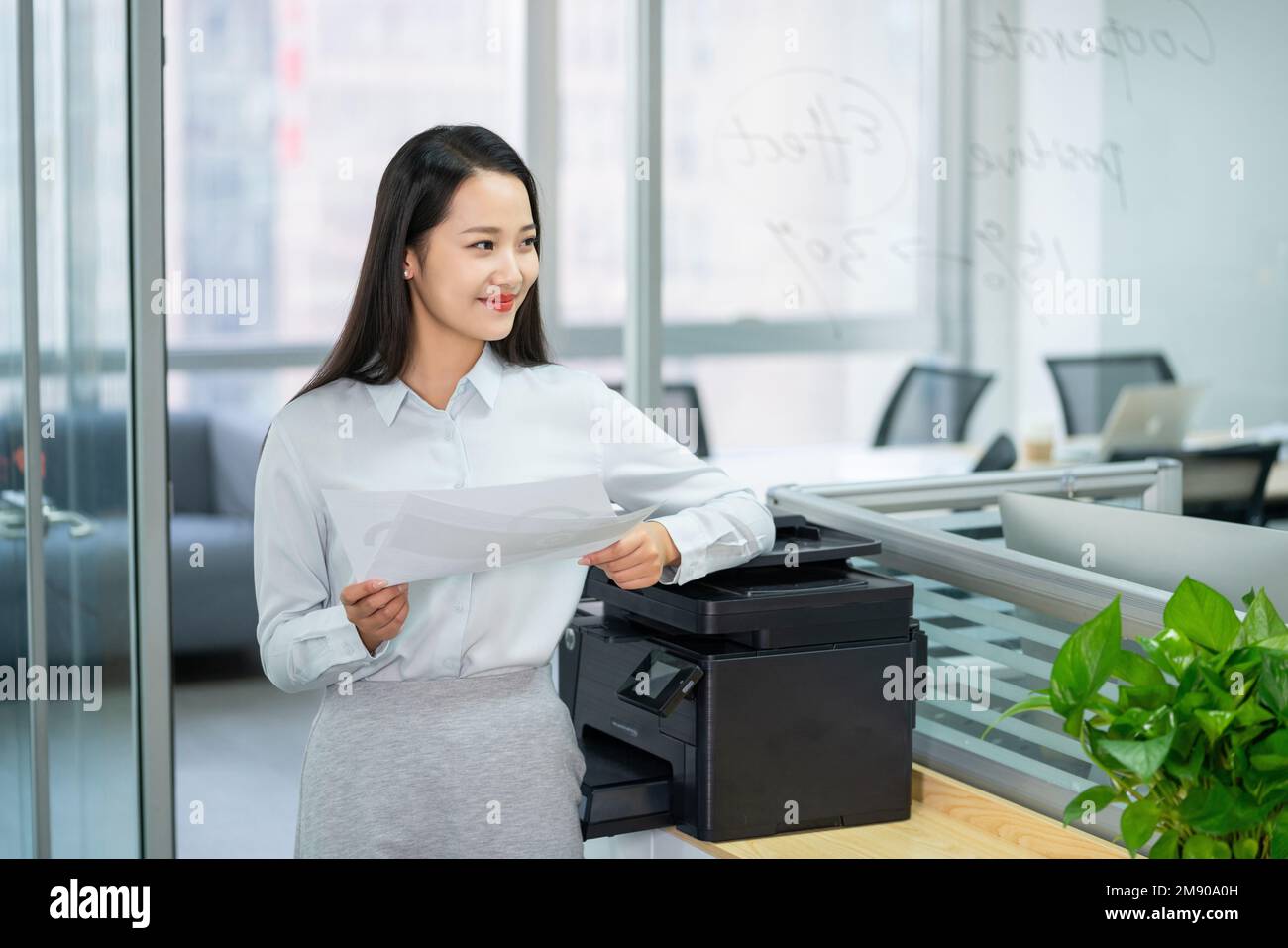 Young business lady use printer Stock Photo - Alamy