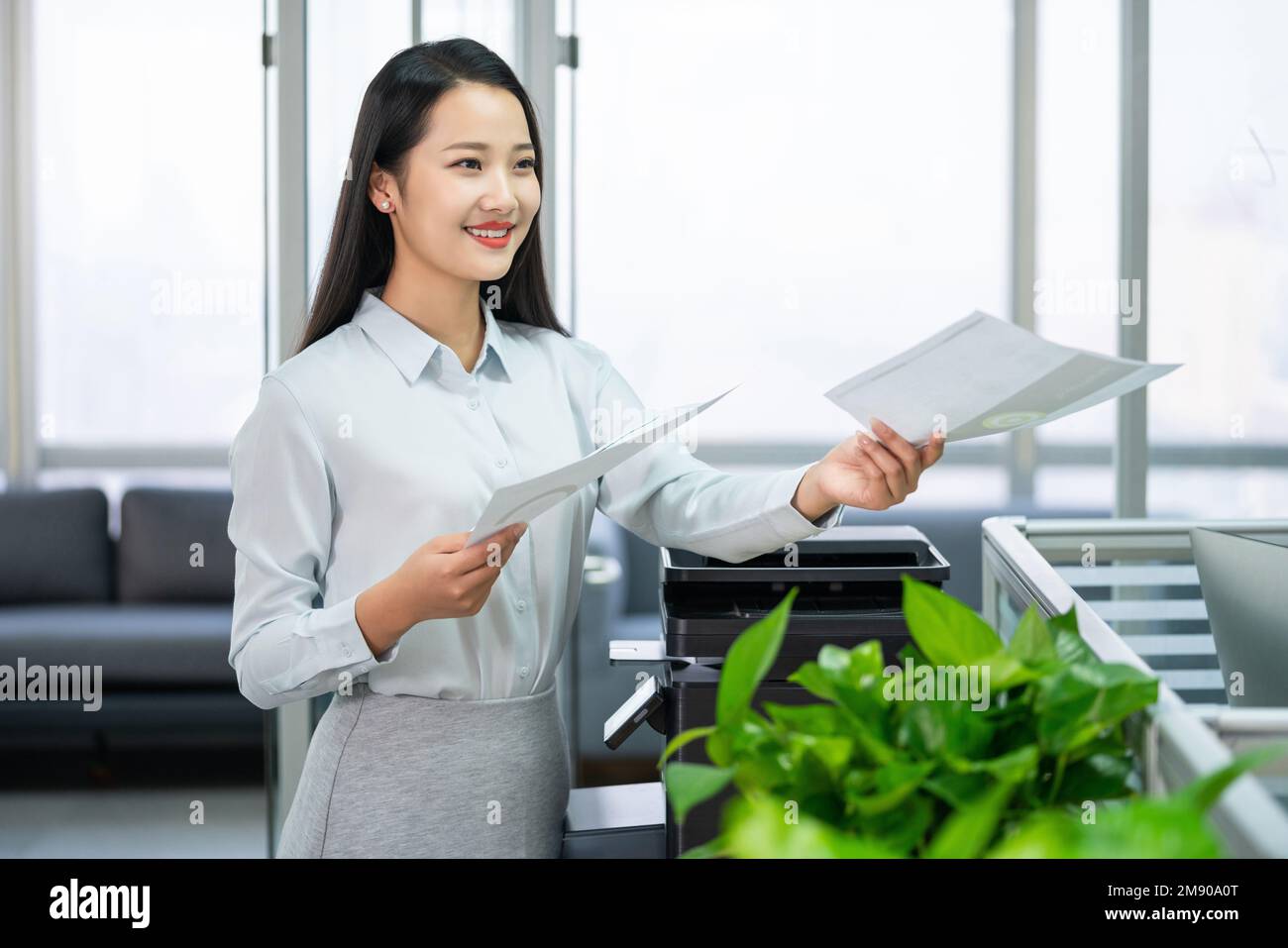 Young business lady use printer Stock Photo - Alamy