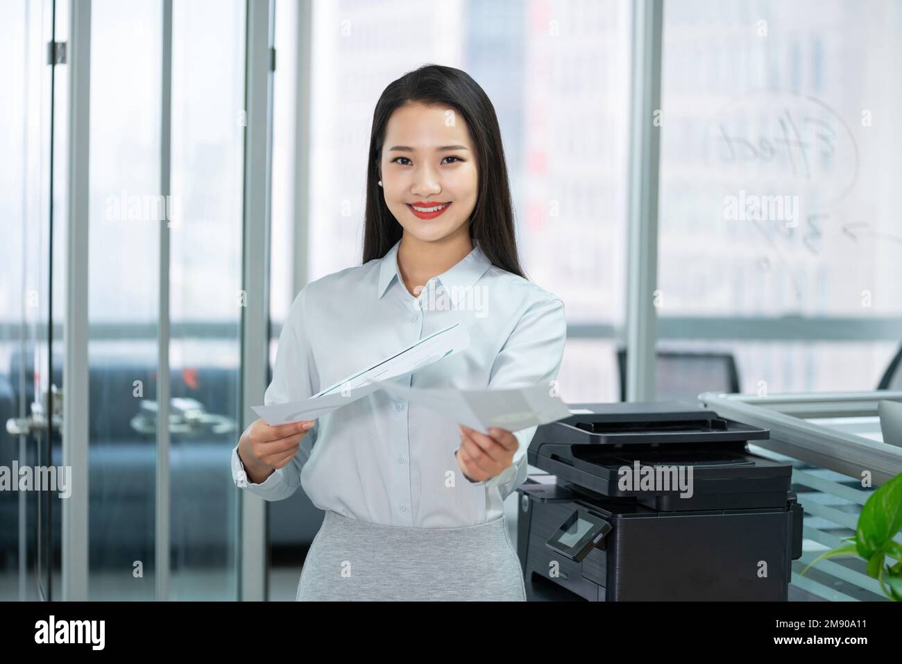 Young business lady use printer Stock Photo - Alamy