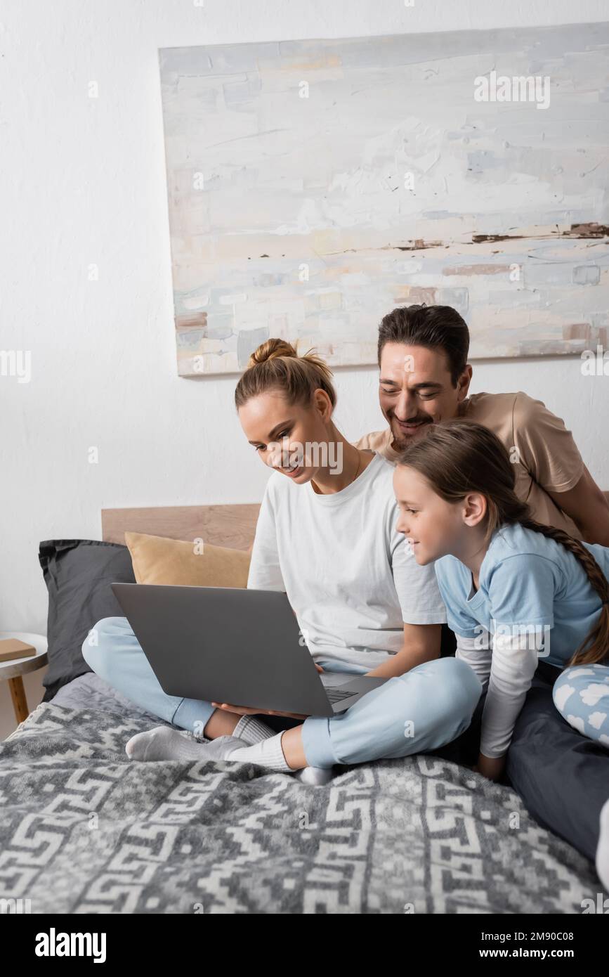 Kid and parents looking at laptop hi-res stock photography and images ...