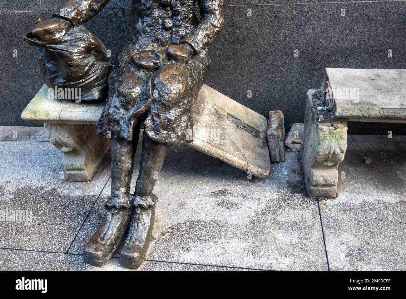 The stone bench in Liverpool where Tommy Steele's Eleanor Rigby statue ...
