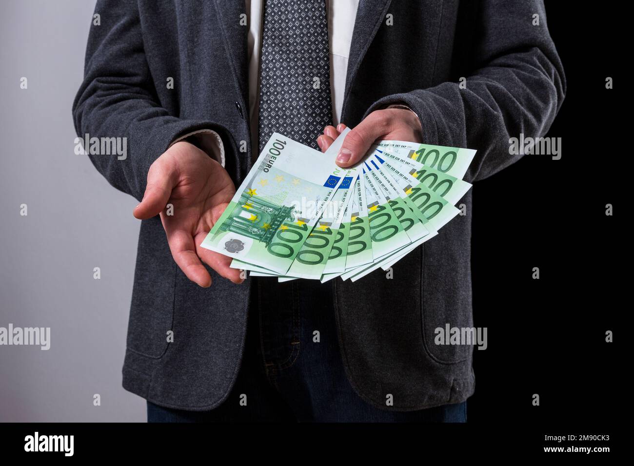 Tuhat euroa. Mies pitää 100 euron seteleitä. ||| A Thousand Euros. A ...