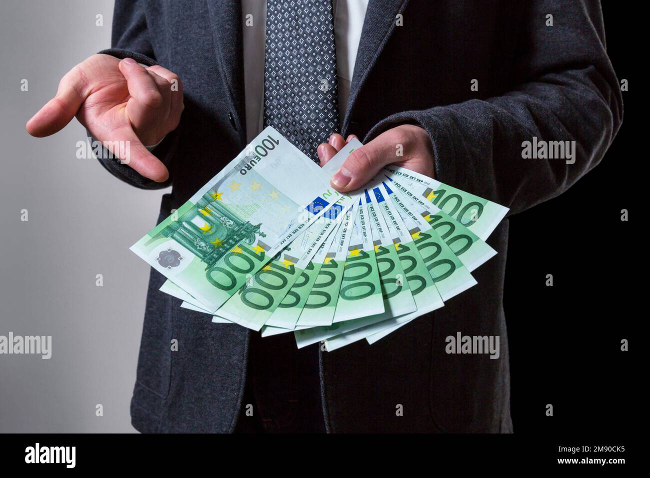 Tuhat euroa. Mies tarjoaa 100 euron seteleitä. ||| A Thousand Euros. A ...