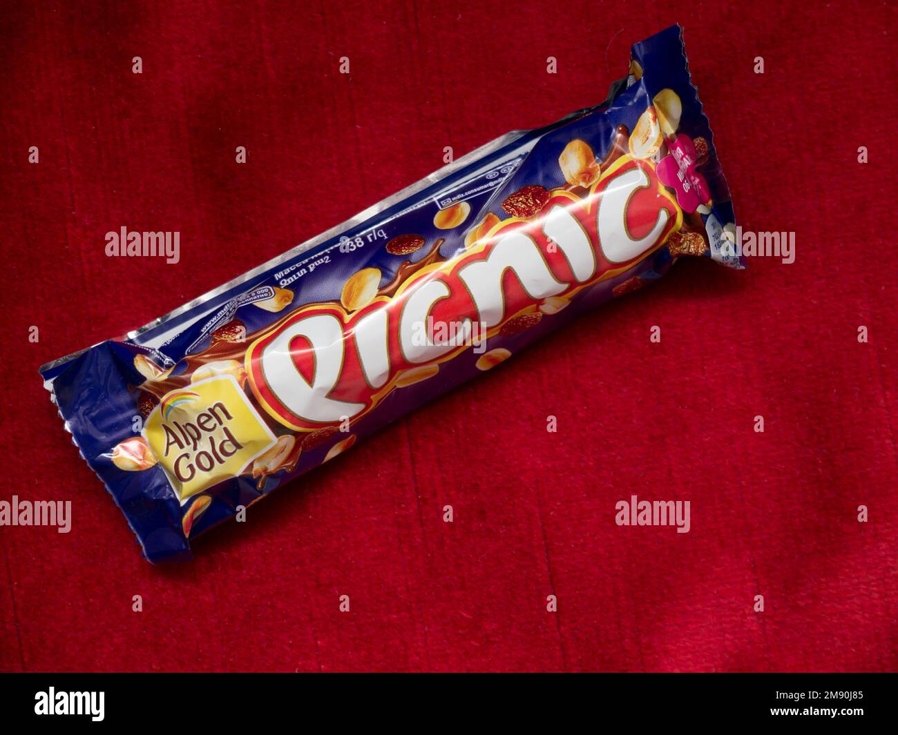Alpen Gold Picnic chocolate bar Stock Photo - Alamy