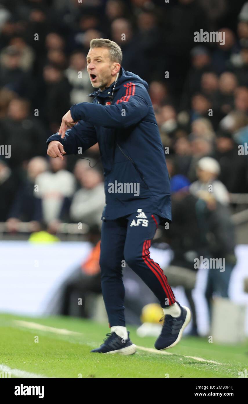 Tottenham hotspur assistant coach hi-res stock photography and images ...