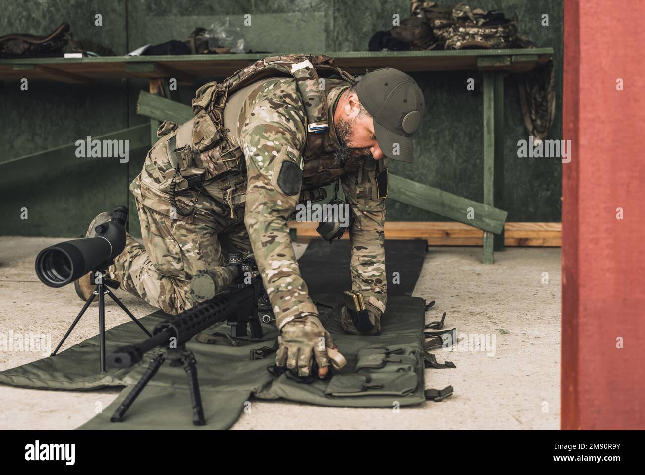 Soldier in camouflage hi-res stock photography and images - Alamy