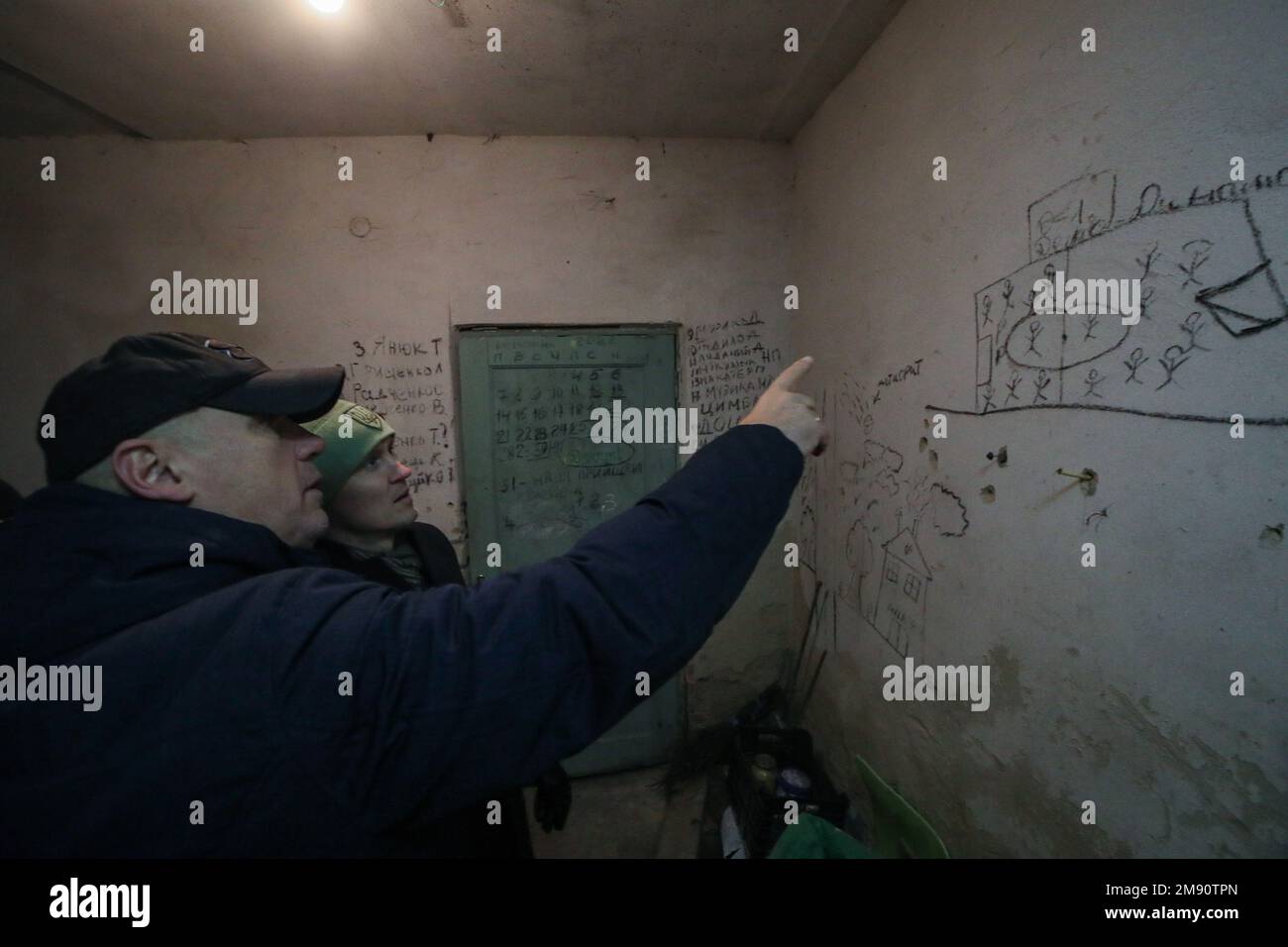 Non Exclusive: YAHIDNE, UKRAINE - JANUARY 14, 2023 - Men look at ...