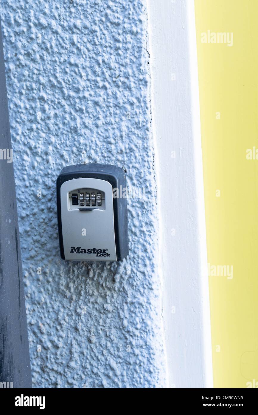 Lockbox on door hi-res stock photography and images - Alamy