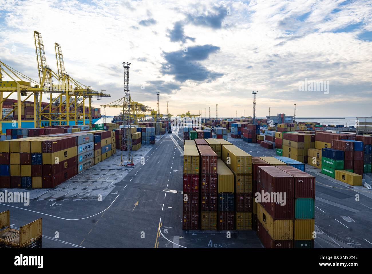 Cargo ship loaded containers port hi-res stock photography and images ...