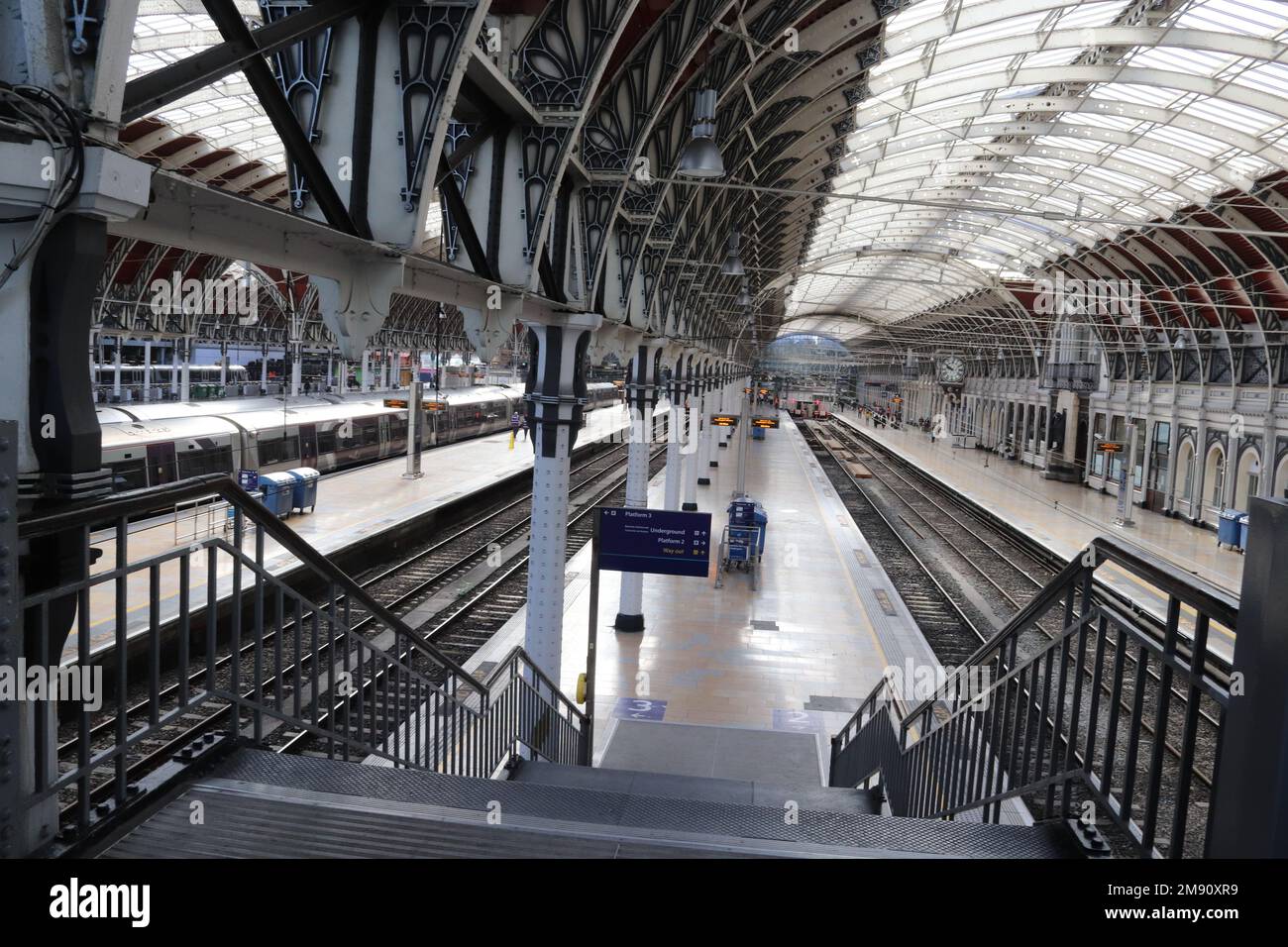 Platform structure paddington station hi-res stock photography and ...