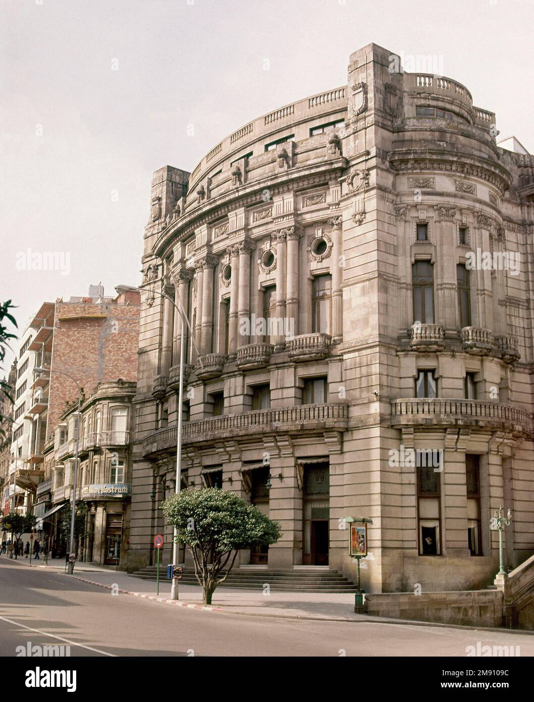 FACHADA DEL TEATRO GARCIA BARBON DE VIGO - SIGLO XX - FOTO AÑOS 70 ...