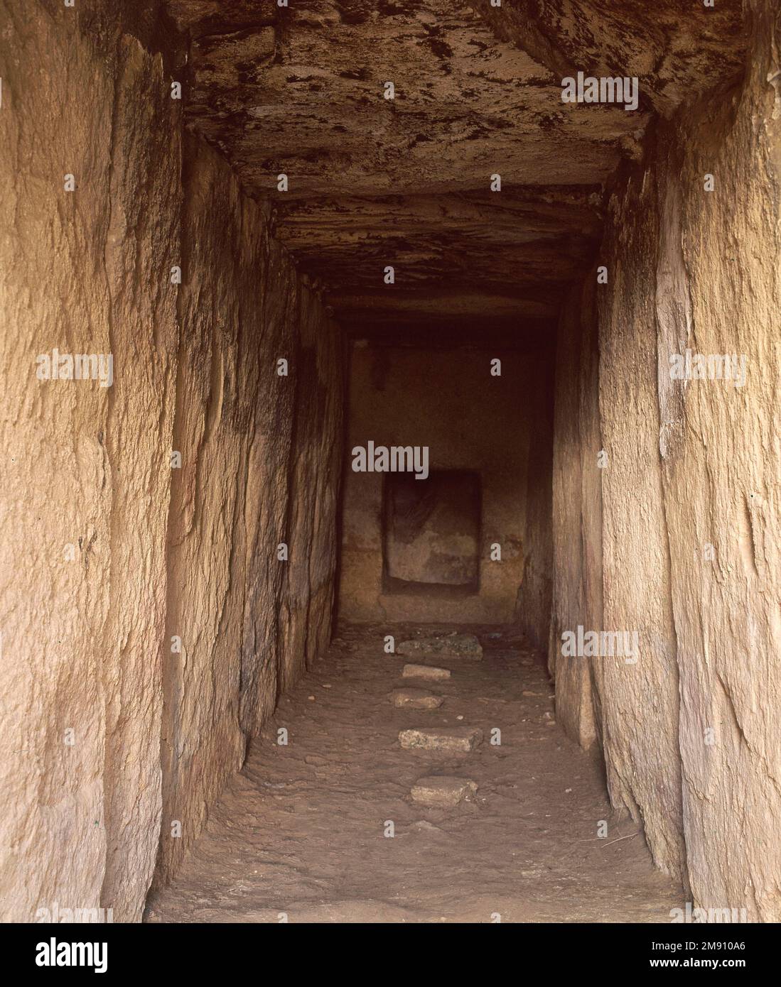 VISTA DEL INTERIOR DEL DOLMEN DE LA CUEVA DE LA MENGA. Location: CUEVA ...