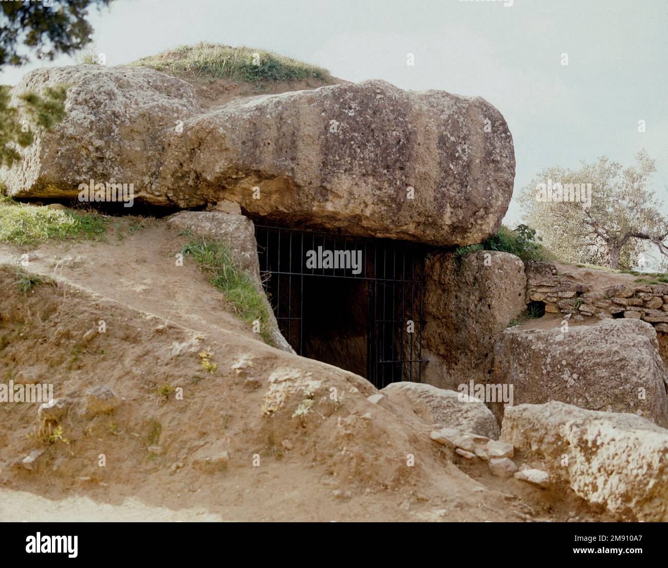 ENTRADA AL DOLMEN DE LA CUEVA DE LA MENGA. Location: CUEVA DE LA MENGA ...