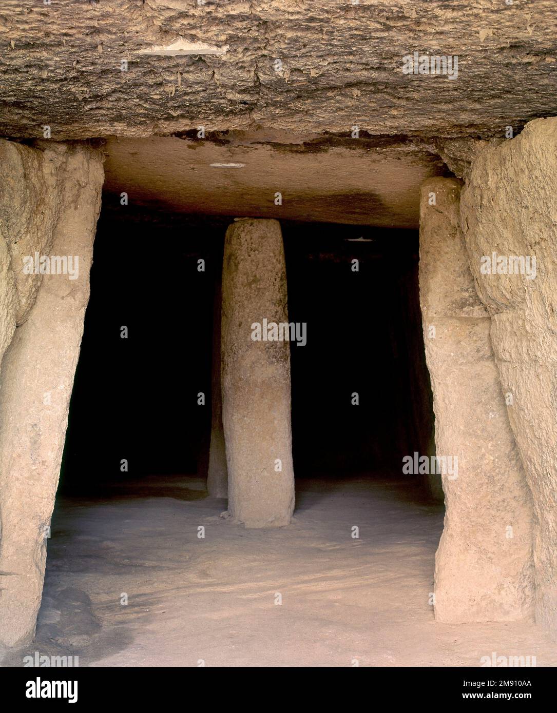 VISTA DEL INTERIOR DEL DOLMEN DE LA CUEVA DE LA MENGA - CAMARA ...