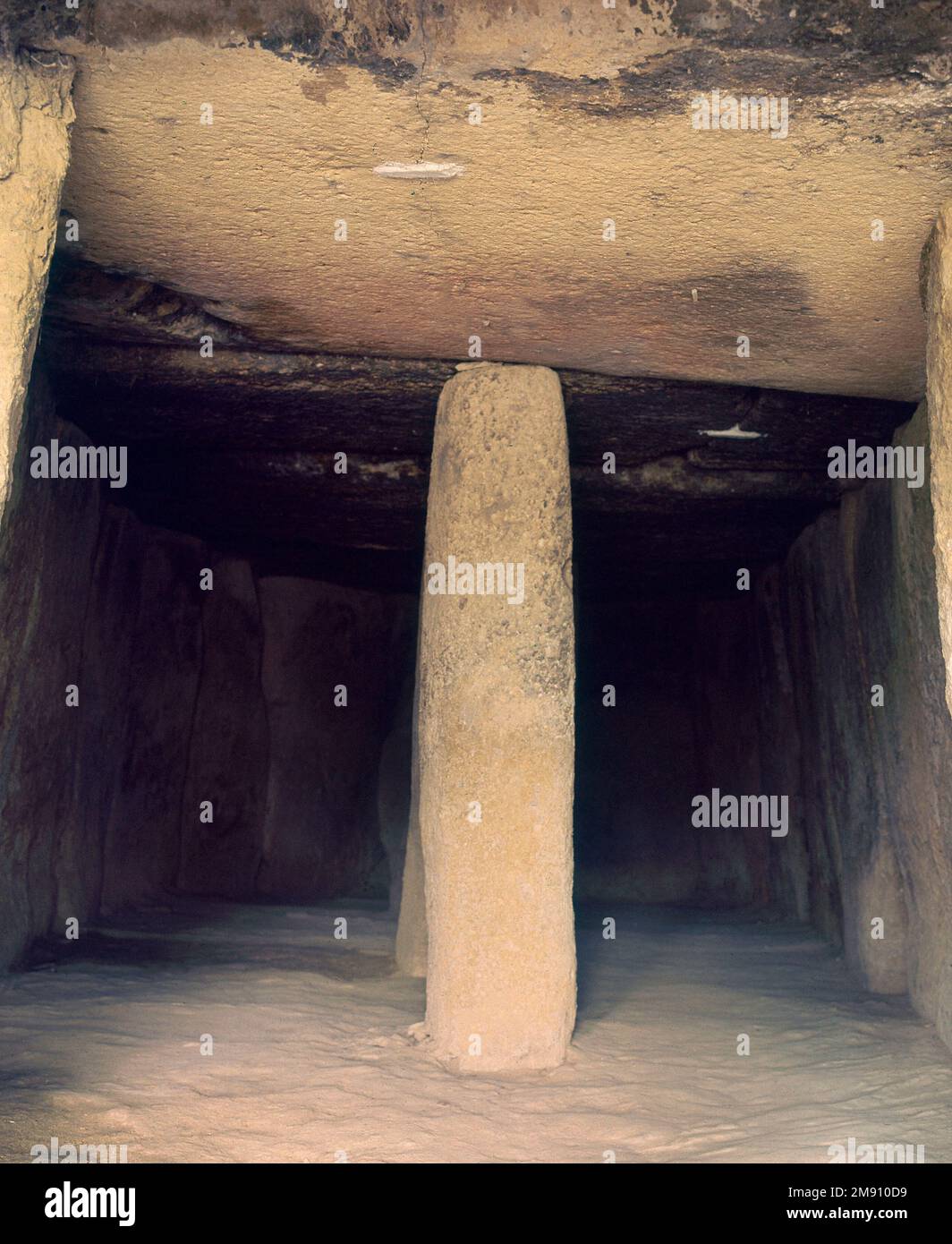 VISTA DEL INTERIOR DEL DOLMEN DE LA CUEVA DE LA MENGA - CAMARA ...