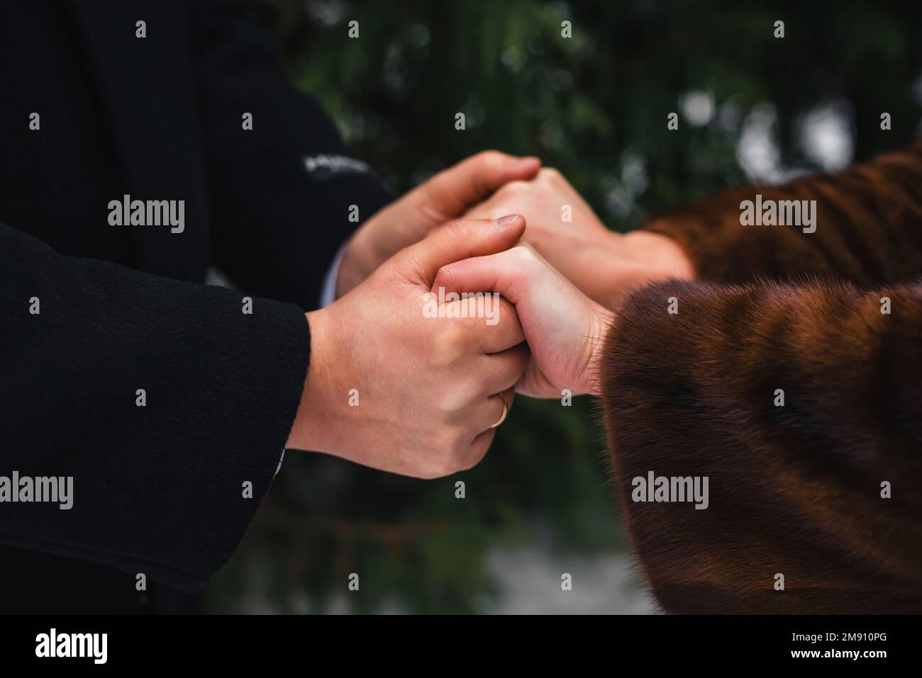Hands wedding rings hi-res stock photography and images - Alamy
