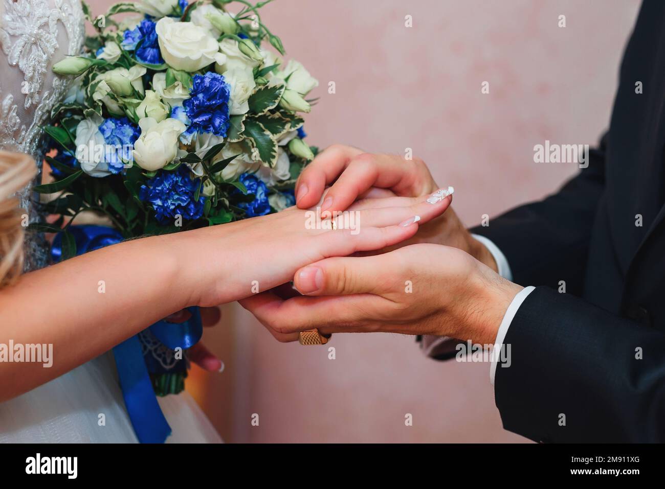Wedding ring sign hi-res stock photography and images - Alamy