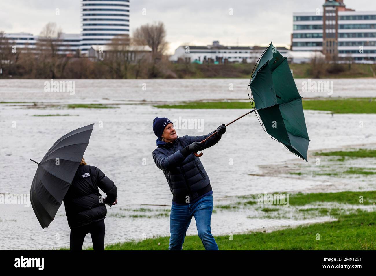 Rising water level on the Rhine in Düsseldorf, plus rain and stormy ...