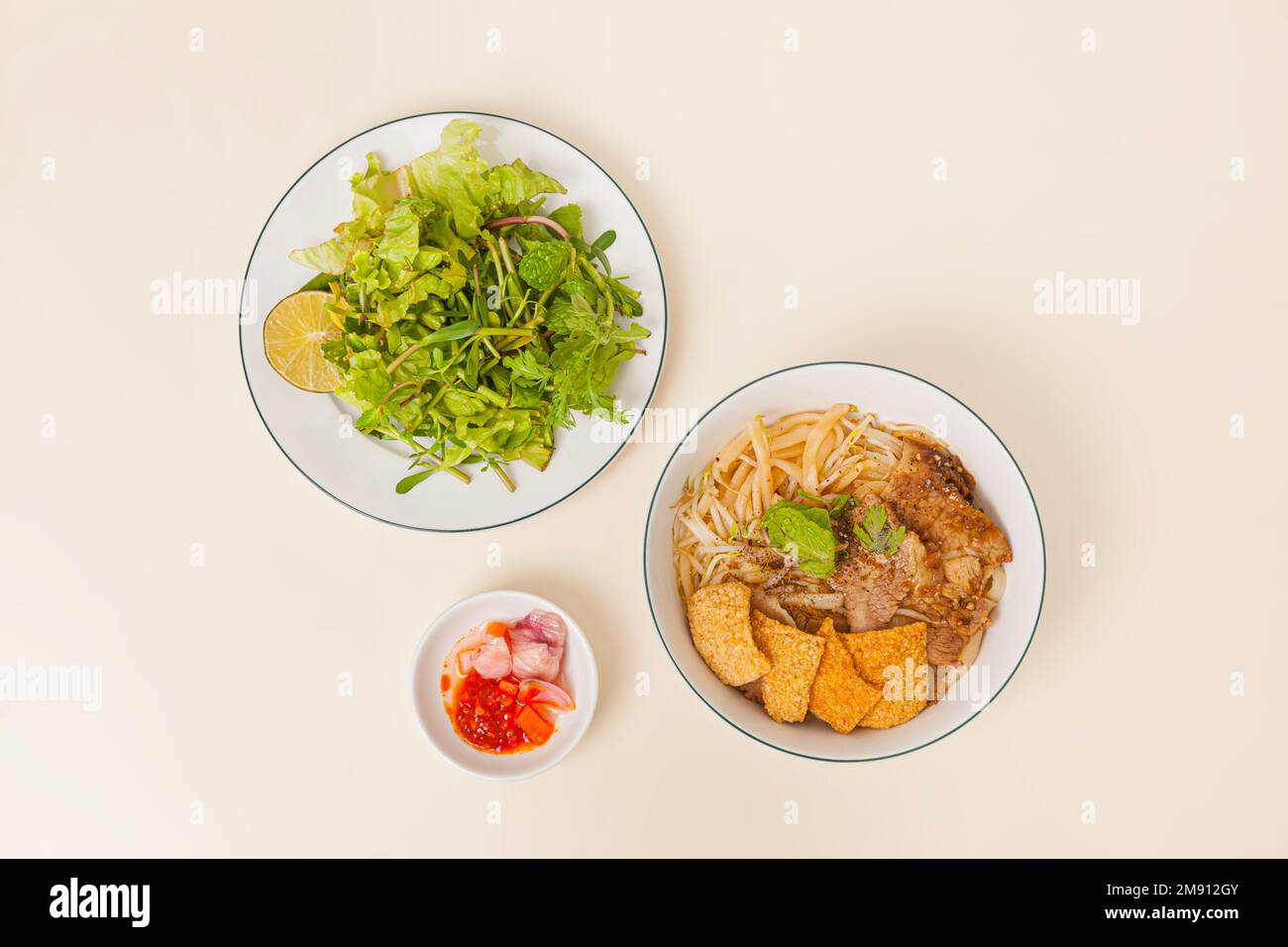 Cao Lau Hoi An, Vietnamese rice noodle with pork, Vietnamese food ...