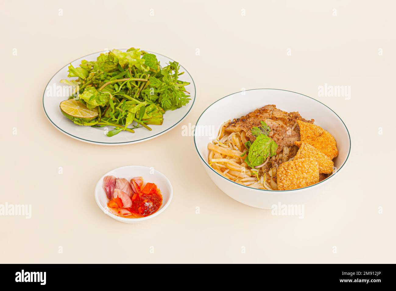 Cao Lau Hoi An, Vietnamese rice noodle with pork, Vietnamese food ...