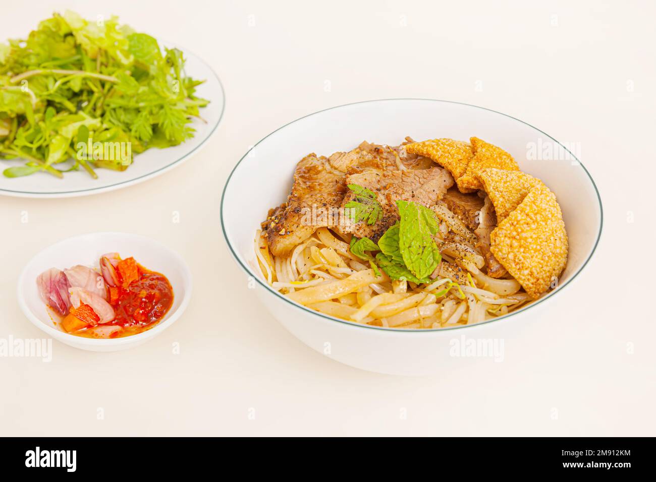 Cao Lau Hoi An, Vietnamese rice noodle with pork, Vietnamese food ...