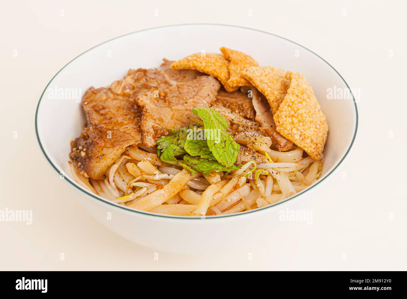 Cao Lau Hoi An, Vietnamese rice noodle with pork, Vietnamese food ...