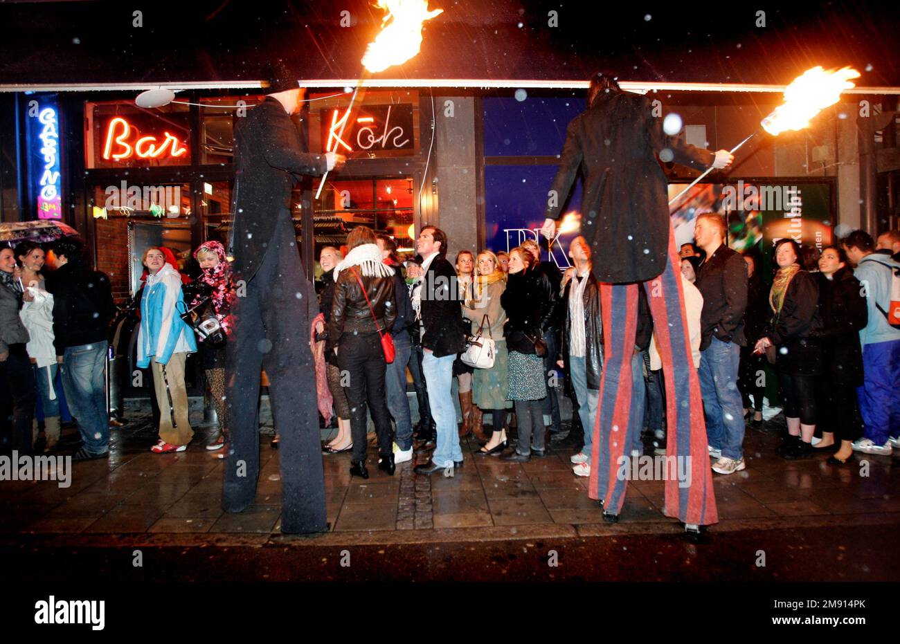 Queue to a night club Stock Photo - Alamy