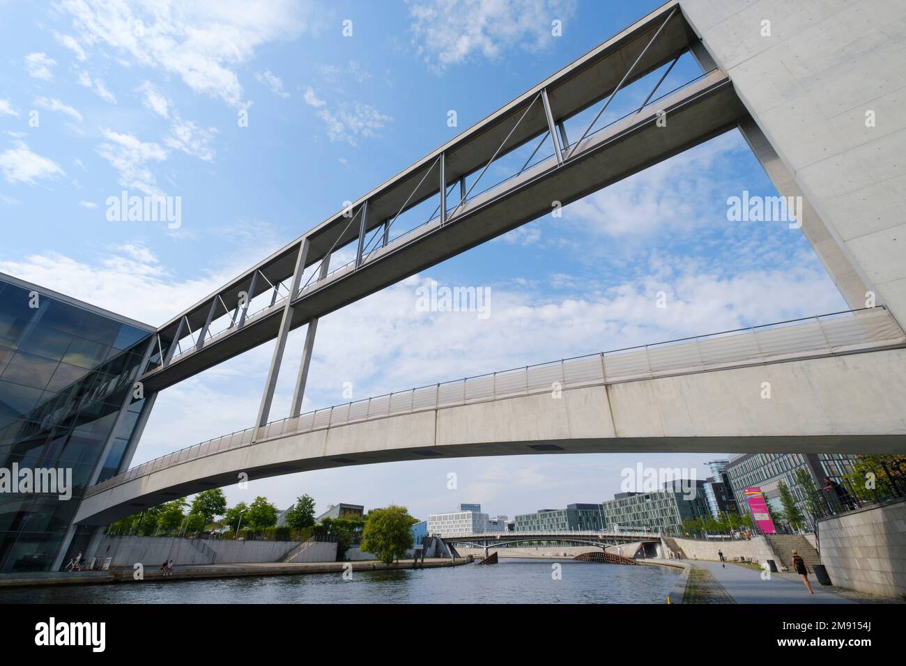 Overpass pedestrian crossing hi-res stock photography and images - Alamy