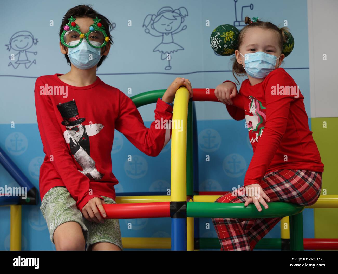 (L-R) Liam Cheng, year 6 student and Alyssa Gallagher, an international ...