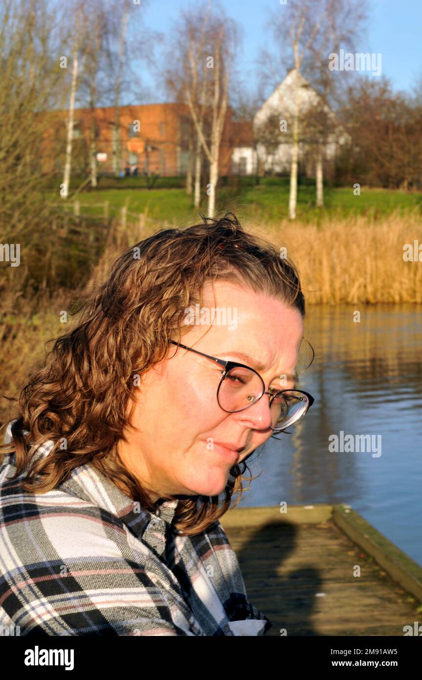 Cold miserable woman outside hi-res stock photography and images - Alamy