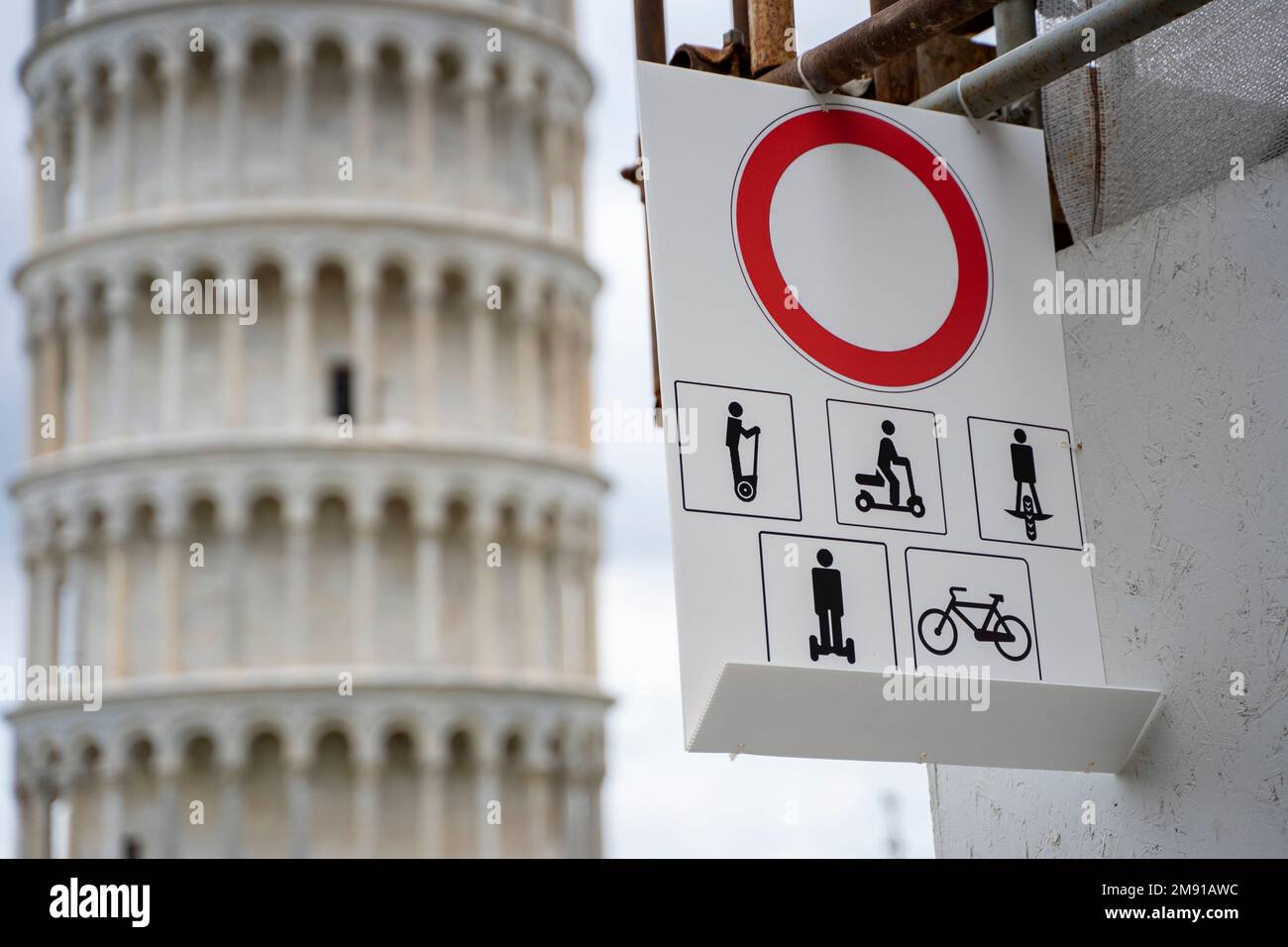 Tourist Sign in front of the Tower of Pisa, Italy Stock Photo - Alamy