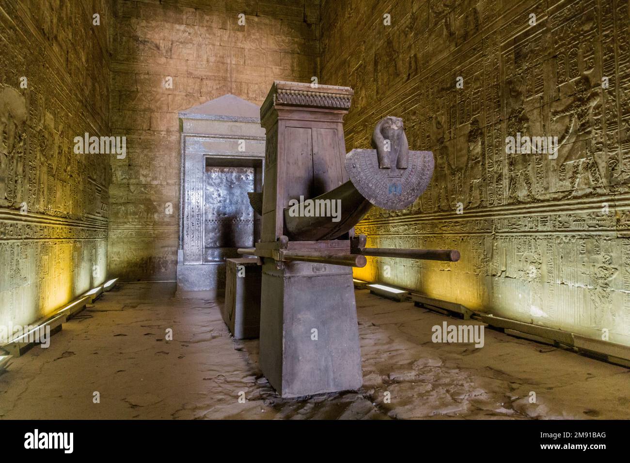 Shrine africa interior hi-res stock photography and images - Alamy