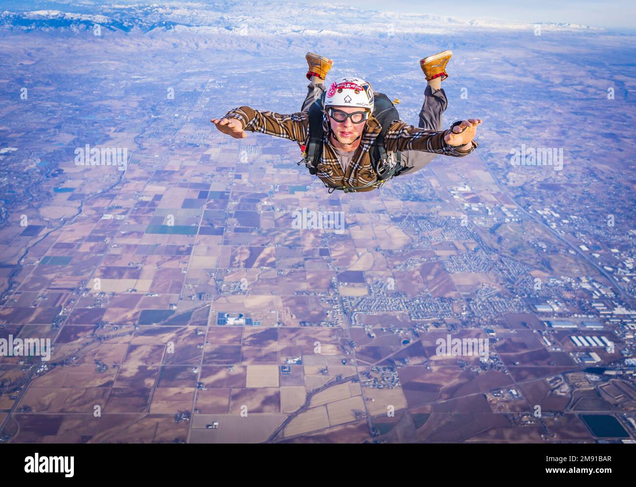 Skydiver falling through the air Stock Photo - Alamy