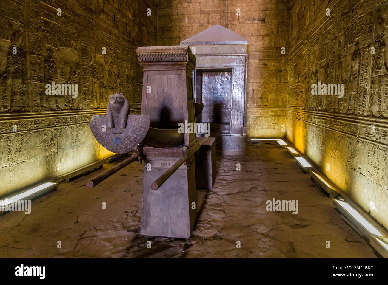 Shrine africa interior hi-res stock photography and images - Alamy