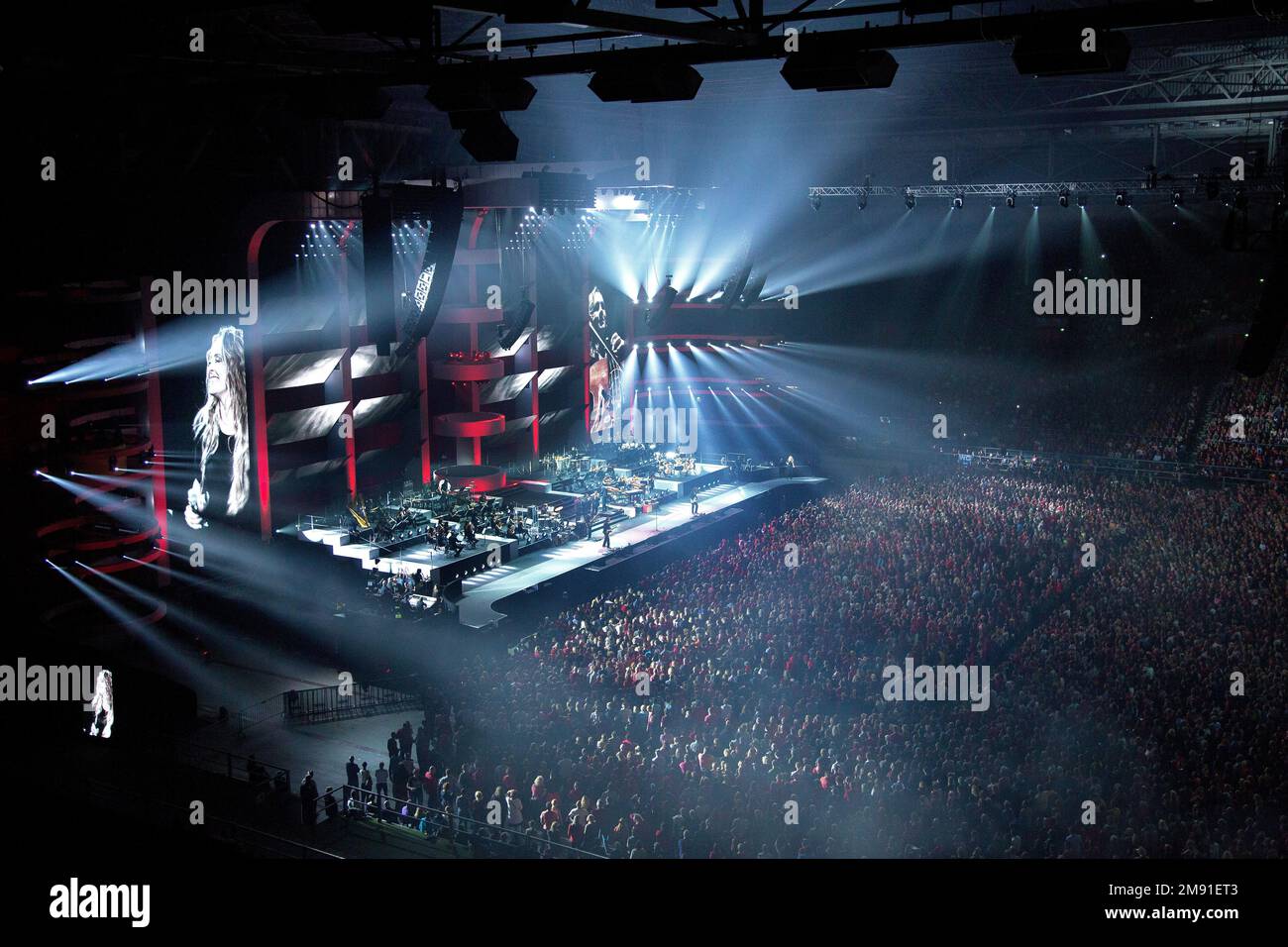 Anouk in concert in The Gelredome- Arnhem 2013. Holland. vvbvanbree ...