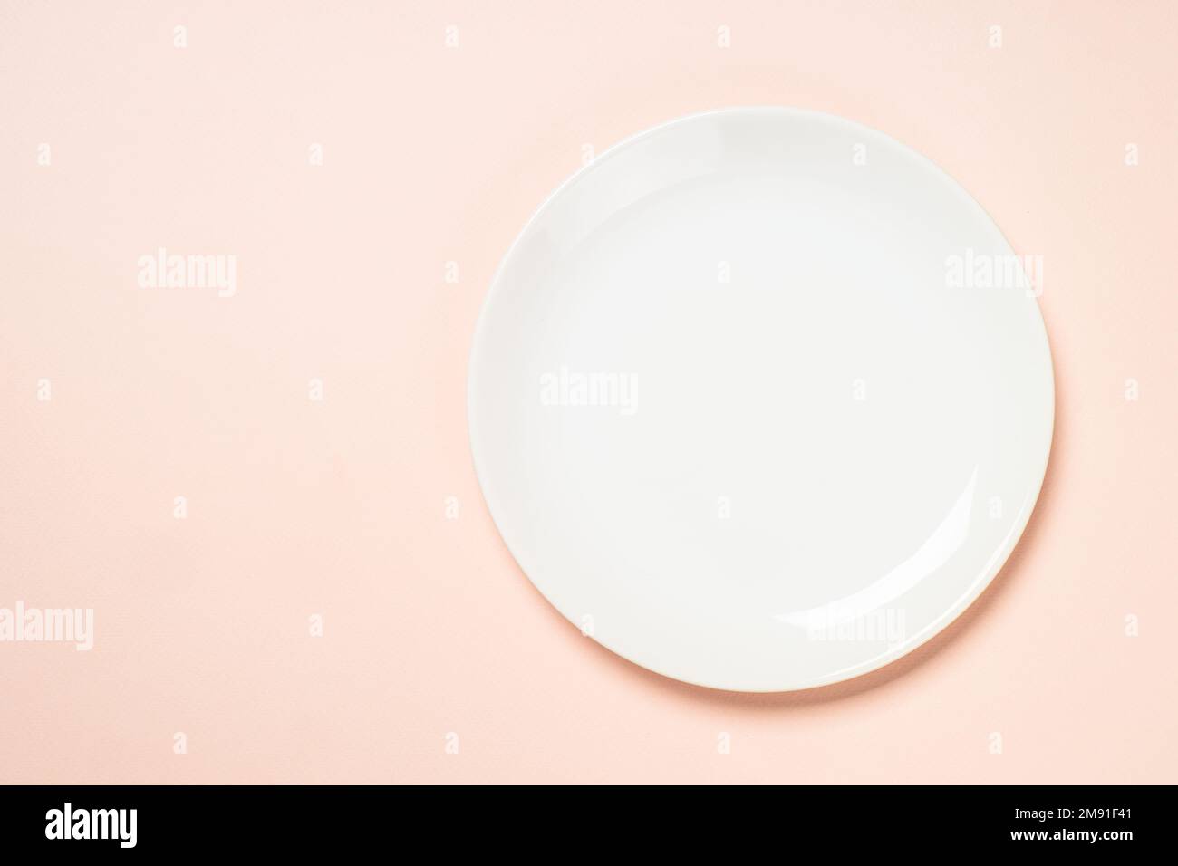 White plate at pink background. Top view with copy space Stock Photo ...