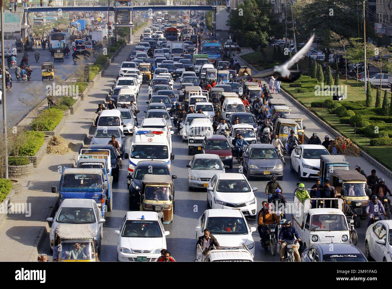 Karachi traffic hi-res stock photography and images - Alamy