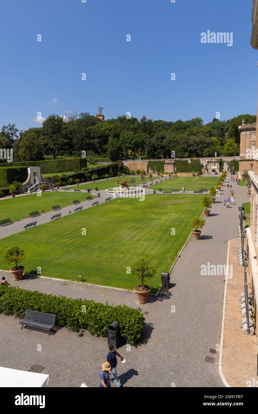 Inner courtyard of Vatican city museum with visitors. Garden of Vatican ...