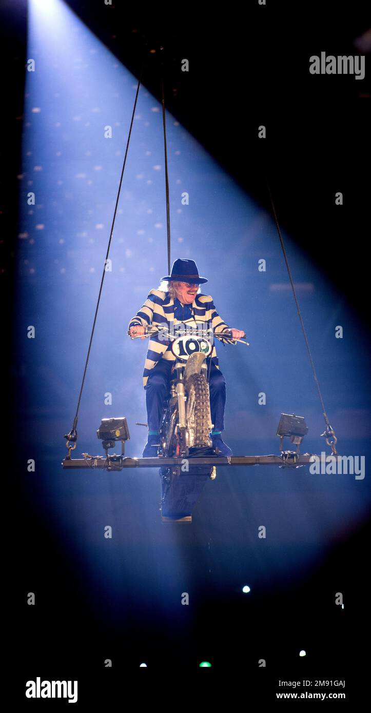 Farewell concert hi-res stock photography and images - Alamy