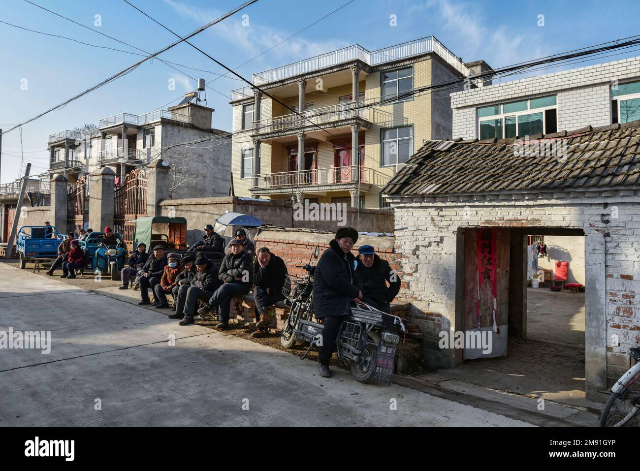 Farmers elderly people sit hi-res stock photography and images - Alamy