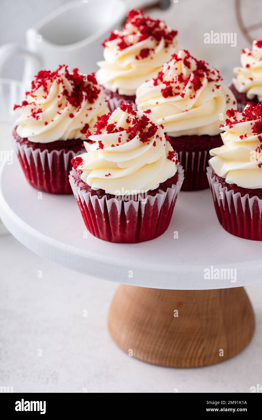 Red velvet cupcakes on a cake stand Stock Photo - Alamy